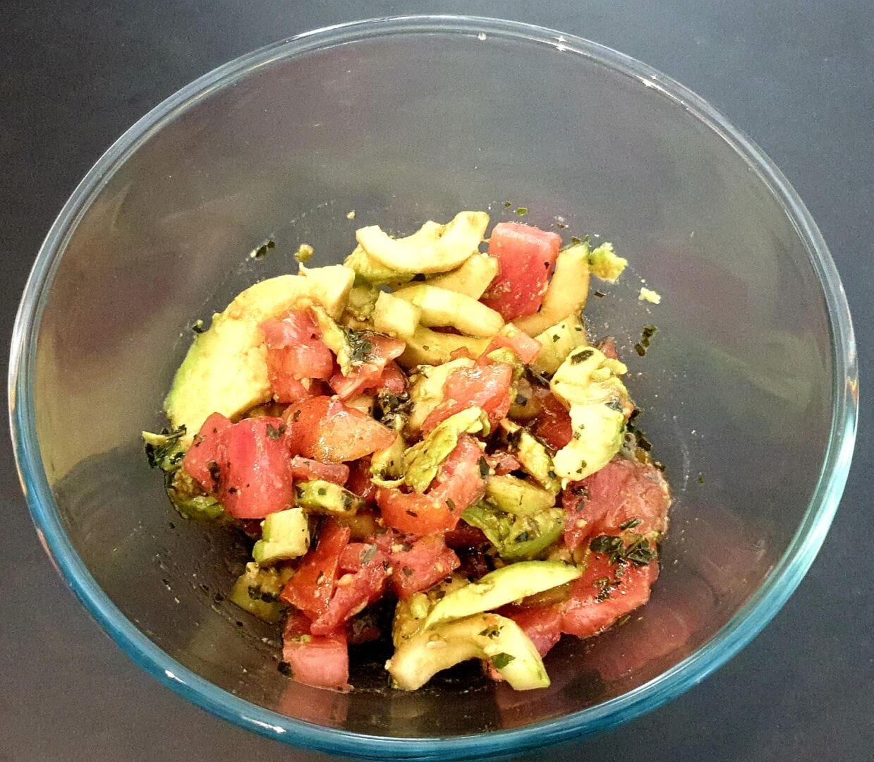 Recette de salade de tomates, concombre, avocat, graines. Entrée froide