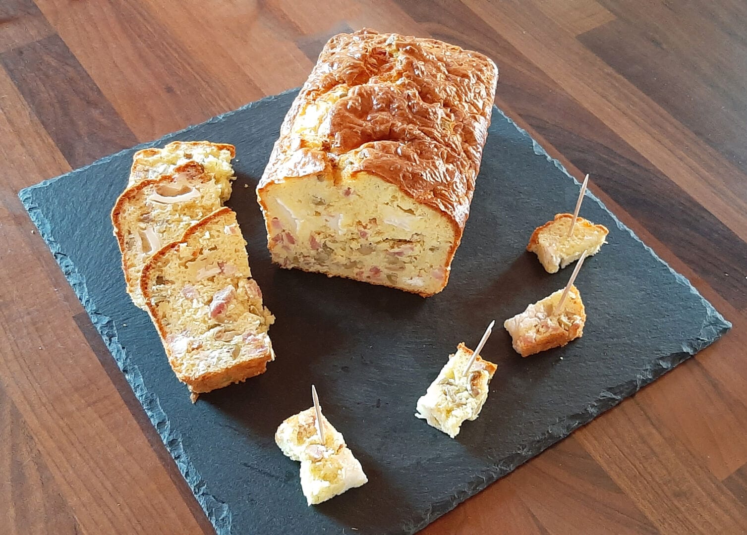 Recette de cake salé fromage de chèvre, lardons olives vertes pour l'apéro