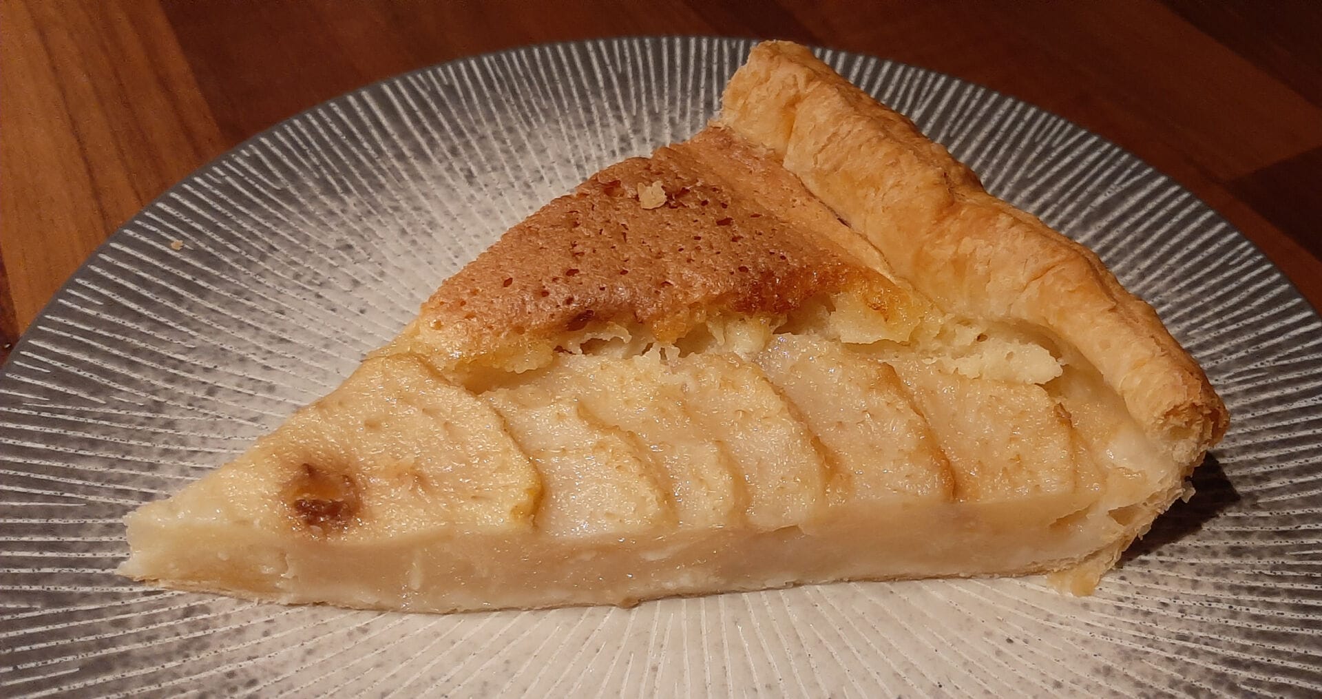 Recette tarte aux poires fraîches avec poudre d'amande et pâte feuilletée