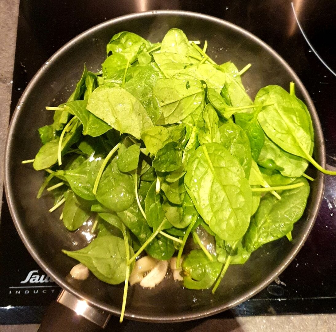 Poêlée d'épinards frais au beurre. Recette riche en vitamines A, C et B9