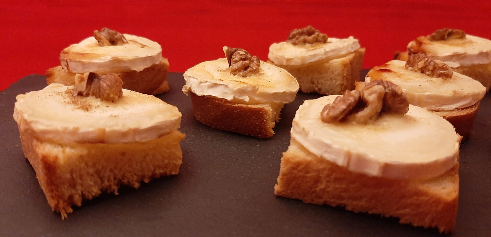 Découvrez la Recette du Toast Chèvre Chaud au Miel pour l'apéritif