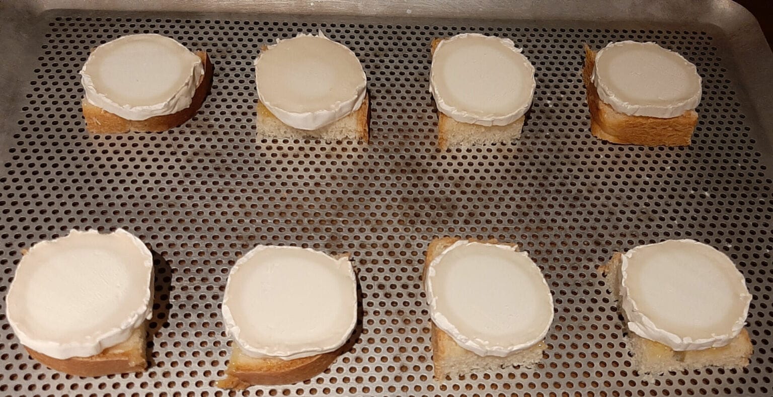 Toast chèvre miel. Amuse-bouche chaud facile et rapide pour un apéritif