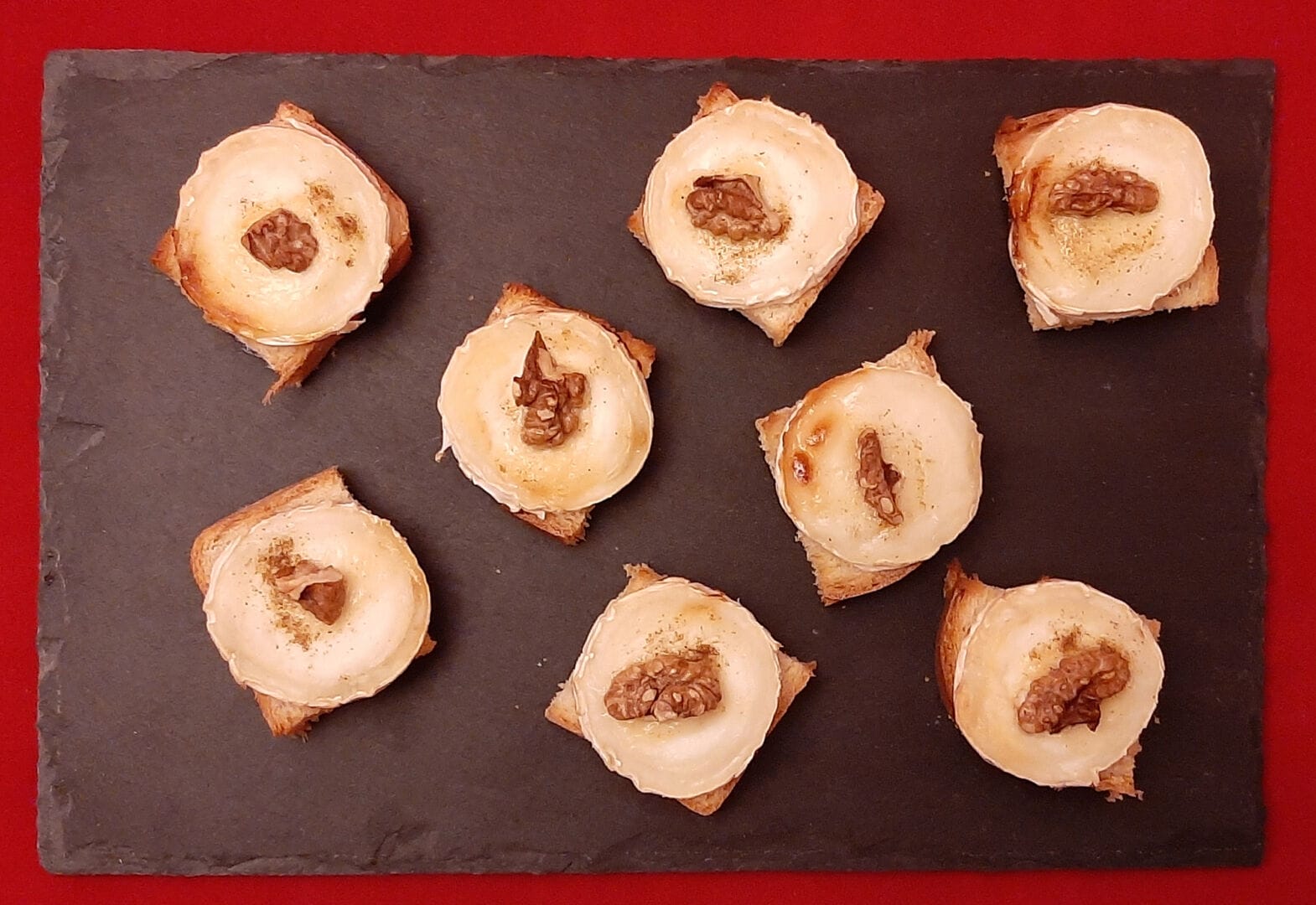 Toast chèvre miel. Amuse-bouche chaud facile et rapide pour un apéritif