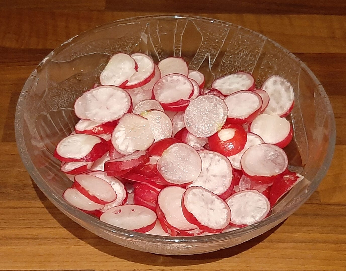 Salade de radis roses. Une recette d'entrée froide persillée rapide à faire