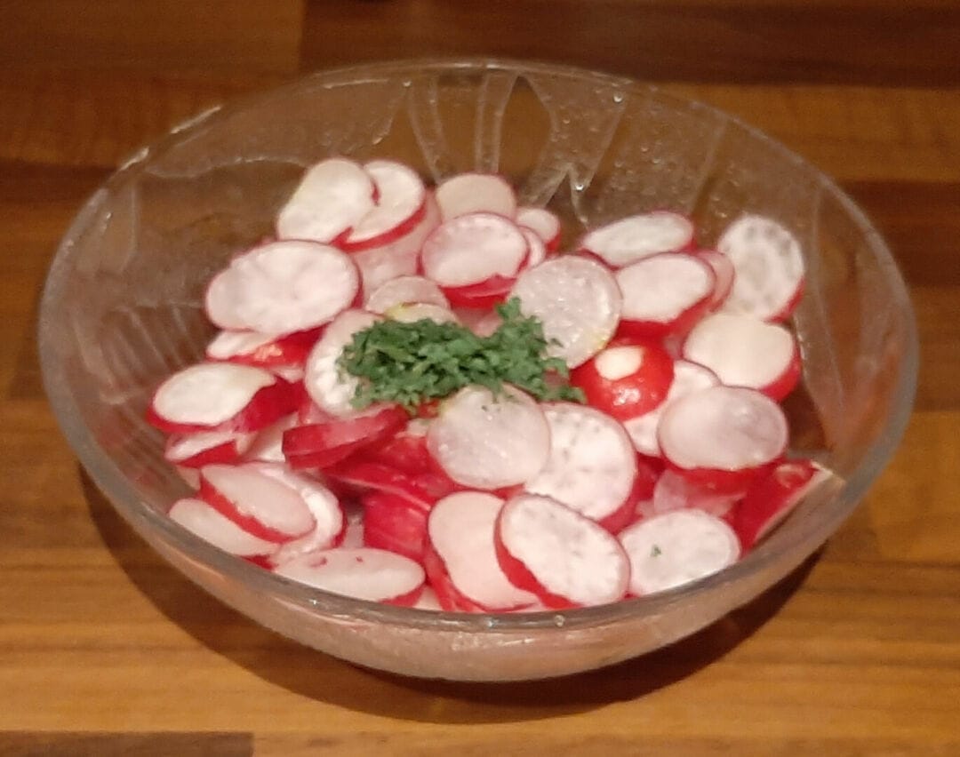Salade de radis roses. Une recette d'entrée froide persillée rapide à faire