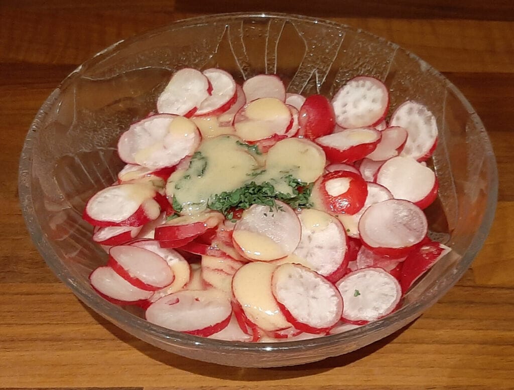 Salade de radis roses. Une recette d'entrée froide persillée rapide à faire