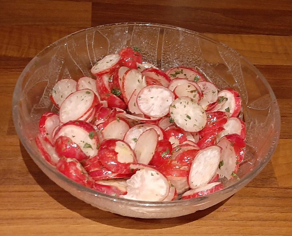 Salade de radis roses. Une recette d'entrée froide persillée rapide à faire