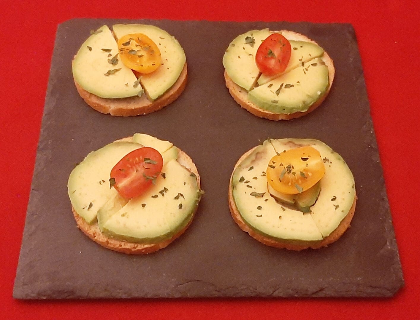 Toast avocat et tomate cerise. Recette pour un plateau apéritif végétarien
