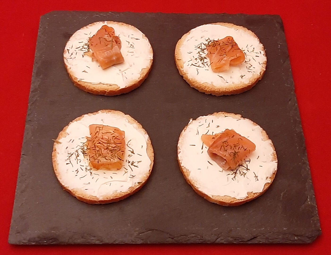 Toast saumon fromage frais (Boursin, St Môret, Kiri). Recette pour l'apéro