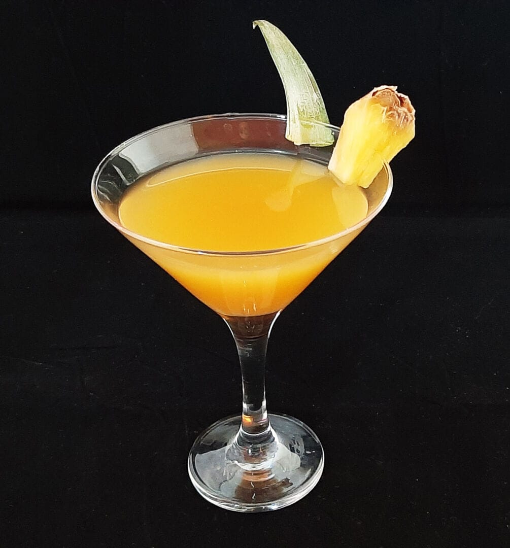 Cocktail rhum ananas. Recette de boisson digne d'un bar pour l'apéritif