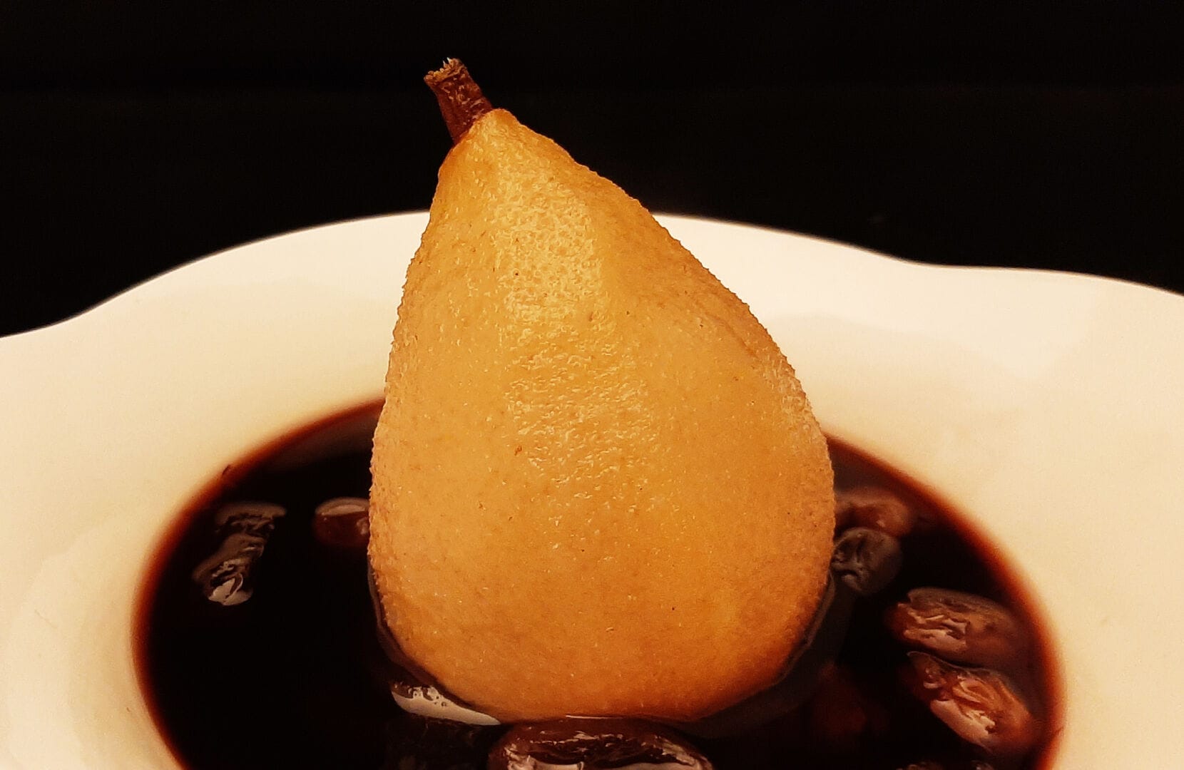 Poire Comice pochée au vin rouge et cuite à la vapeur façon grand mère