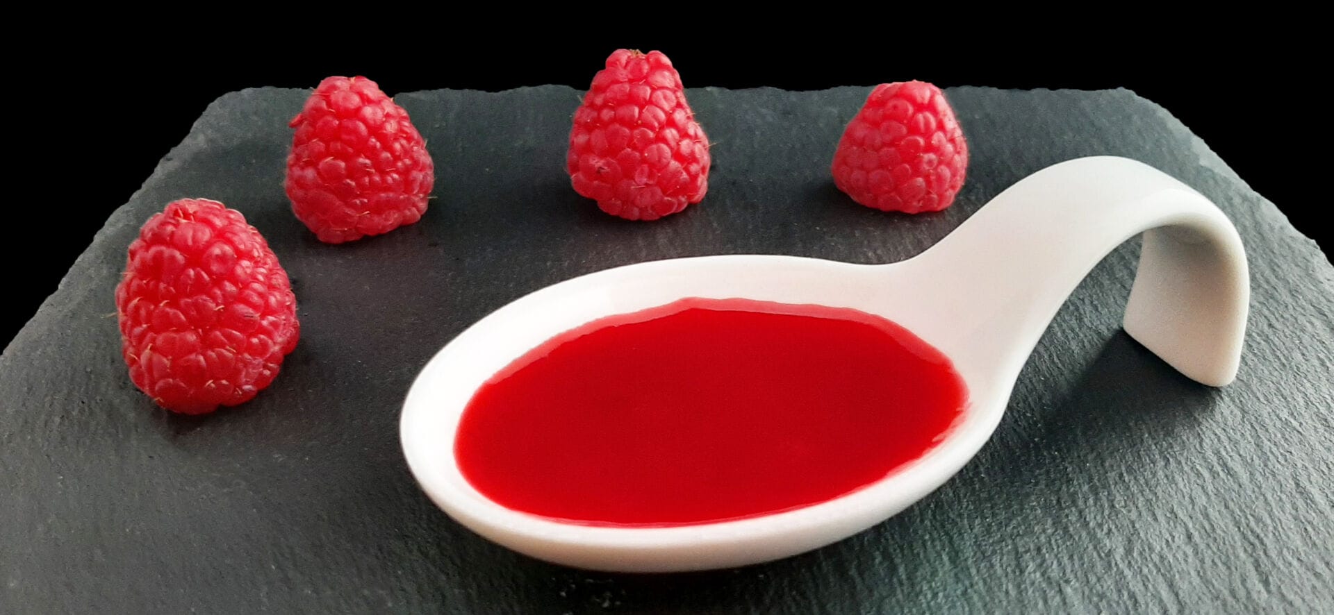 Coulis de framboises maison. Une recette pour accompagner vos desserts.