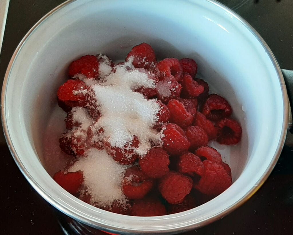 Coulis de framboises maison. Une recette pour accompagner vos desserts.