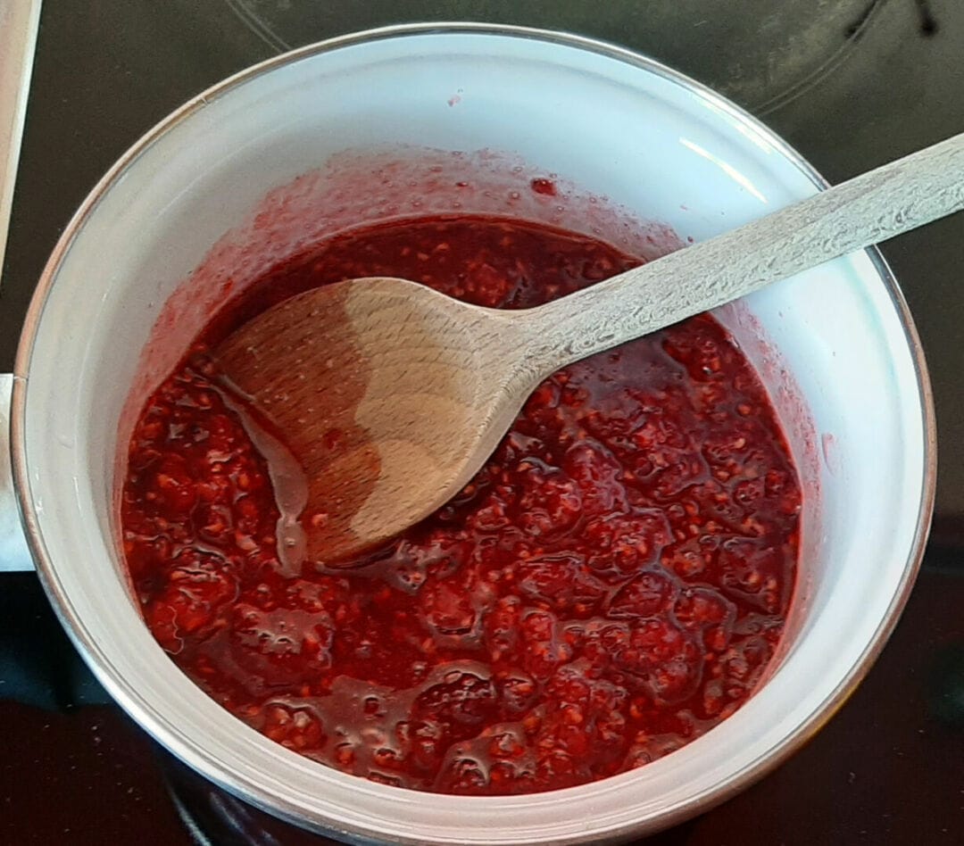 Coulis de framboises maison. Une recette pour accompagner vos desserts.