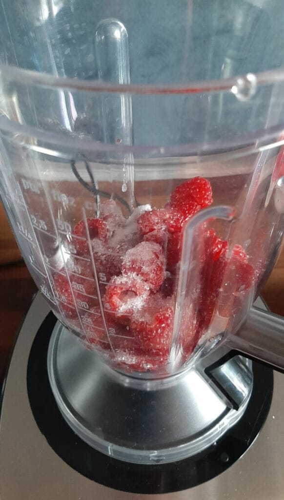 Purée de framboises. Recette de dessert healthy, rapide et sans cuisson.