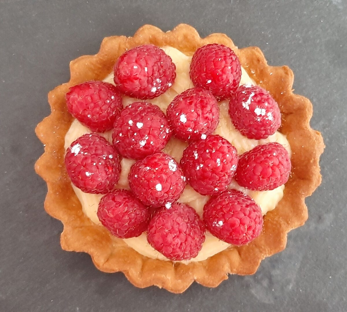 Tartelettes framboises. Une bonne recette sur pâte sablée pour le dessert.