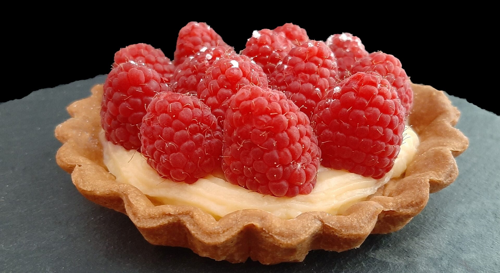 Tartelettes framboises. Une bonne recette sur pâte sablée pour le dessert.