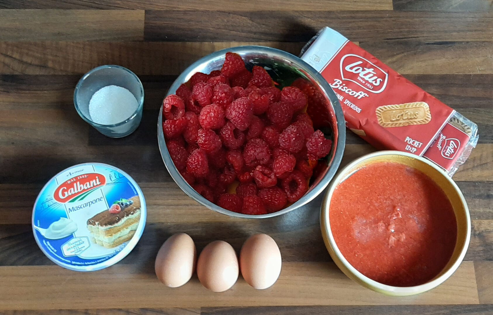 Verrines framboises mascarpone et spéculoos. Dessert aux fruits rouges