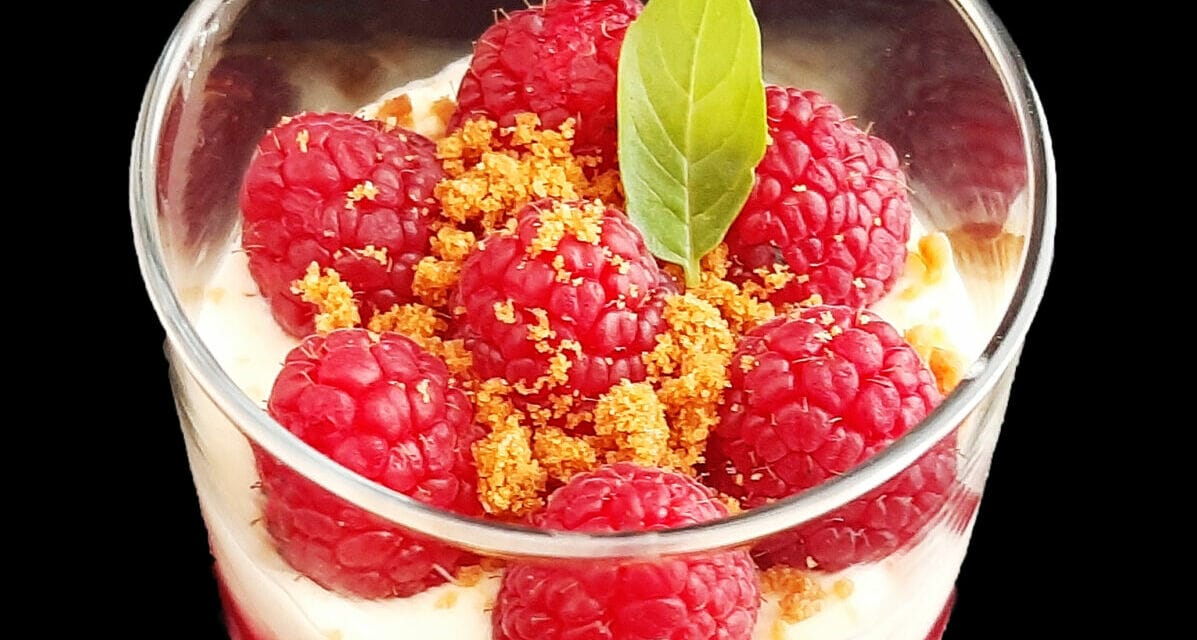 Verrines framboises mascarpone et spéculoos. Dessert aux fruits rouges