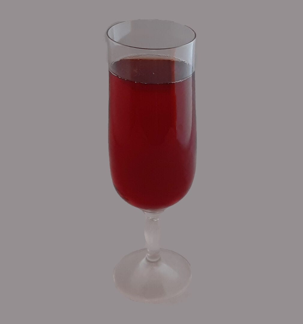 Kir Breton. Une boisson au cidre doux ou brut et crème de cassis