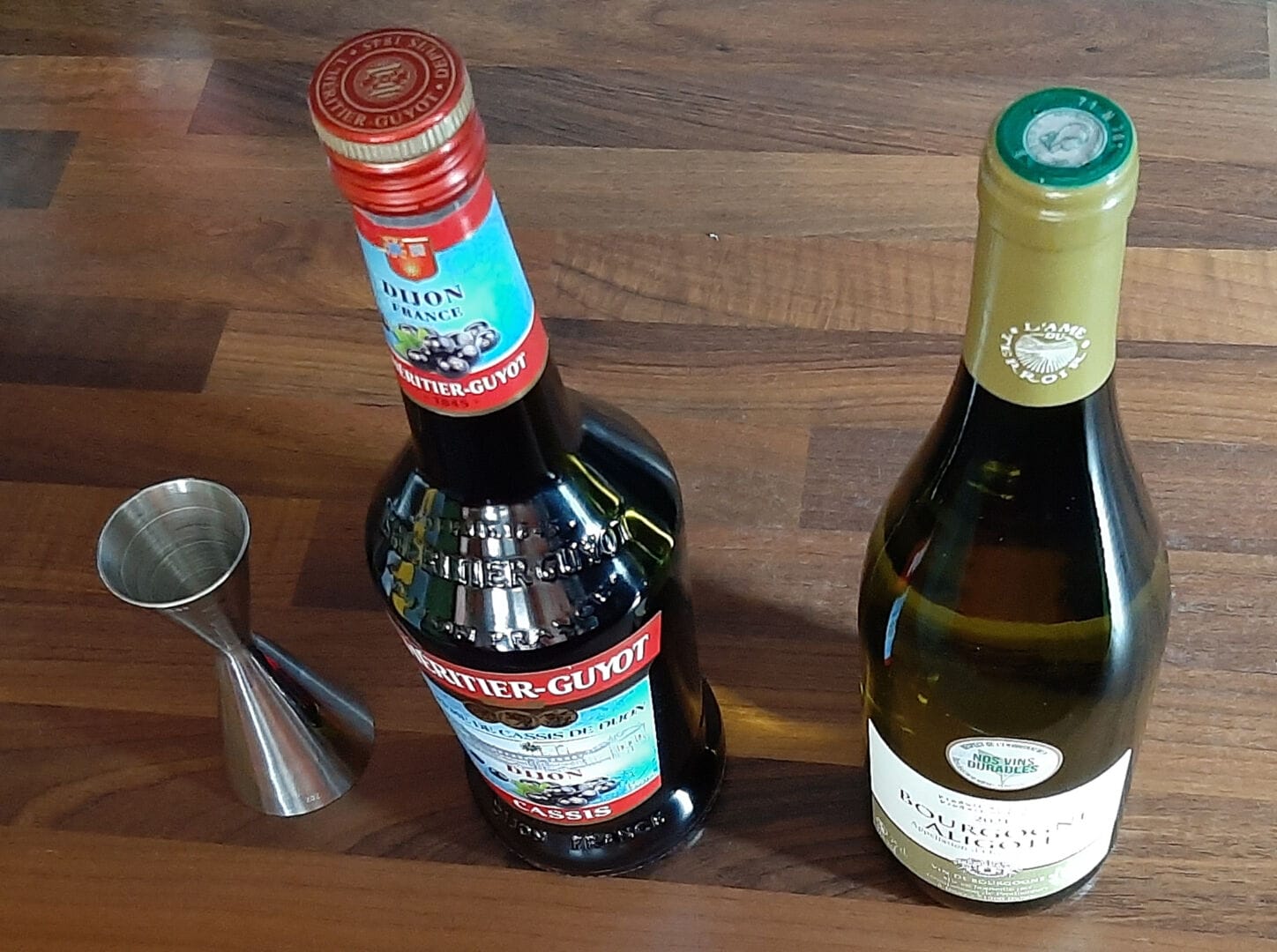 Kir cassis. Recette de boisson Française et alcoolisée pour l'apéro