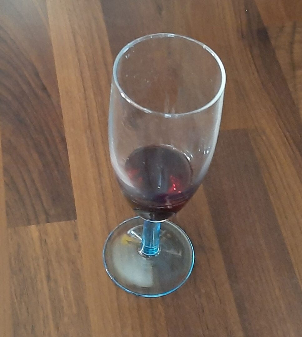 Kir cassis. Recette de boisson Française et alcoolisée pour l'apéro