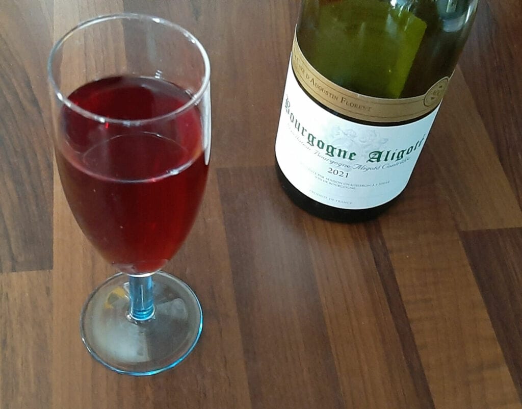 Kir cassis. Recette de boisson Française et alcoolisée pour l'apéro
