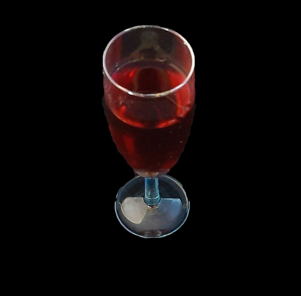 Kir cassis. Recette de boisson Française et alcoolisée pour l'apéro
