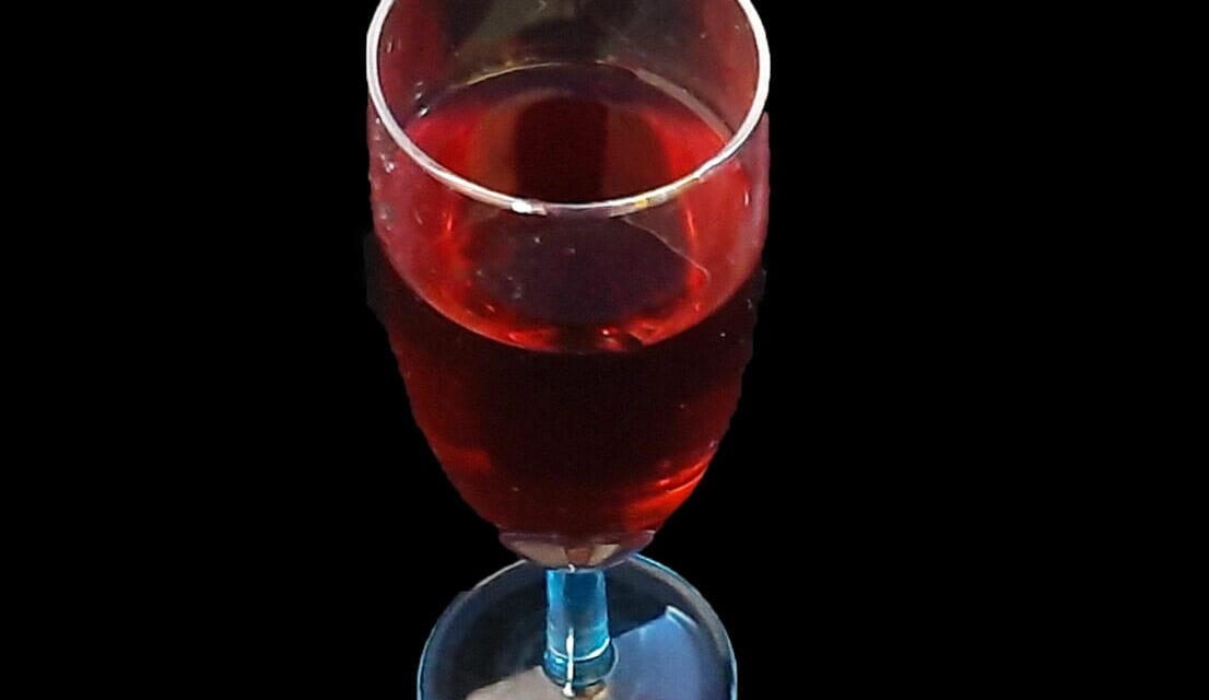 Kir cassis. Recette de boisson Française et alcoolisée pour l'apéro