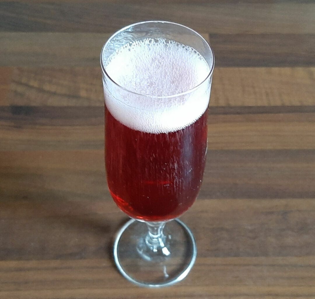 Kir royal. Boisson au champagne et à la crème de cassis de Dijon