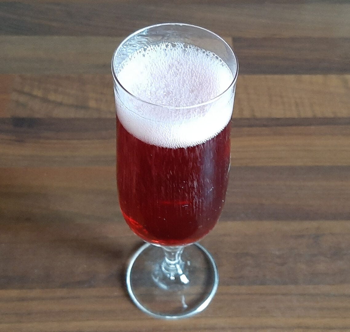 Kir royal. Boisson au champagne et à la crème de cassis de Dijon
