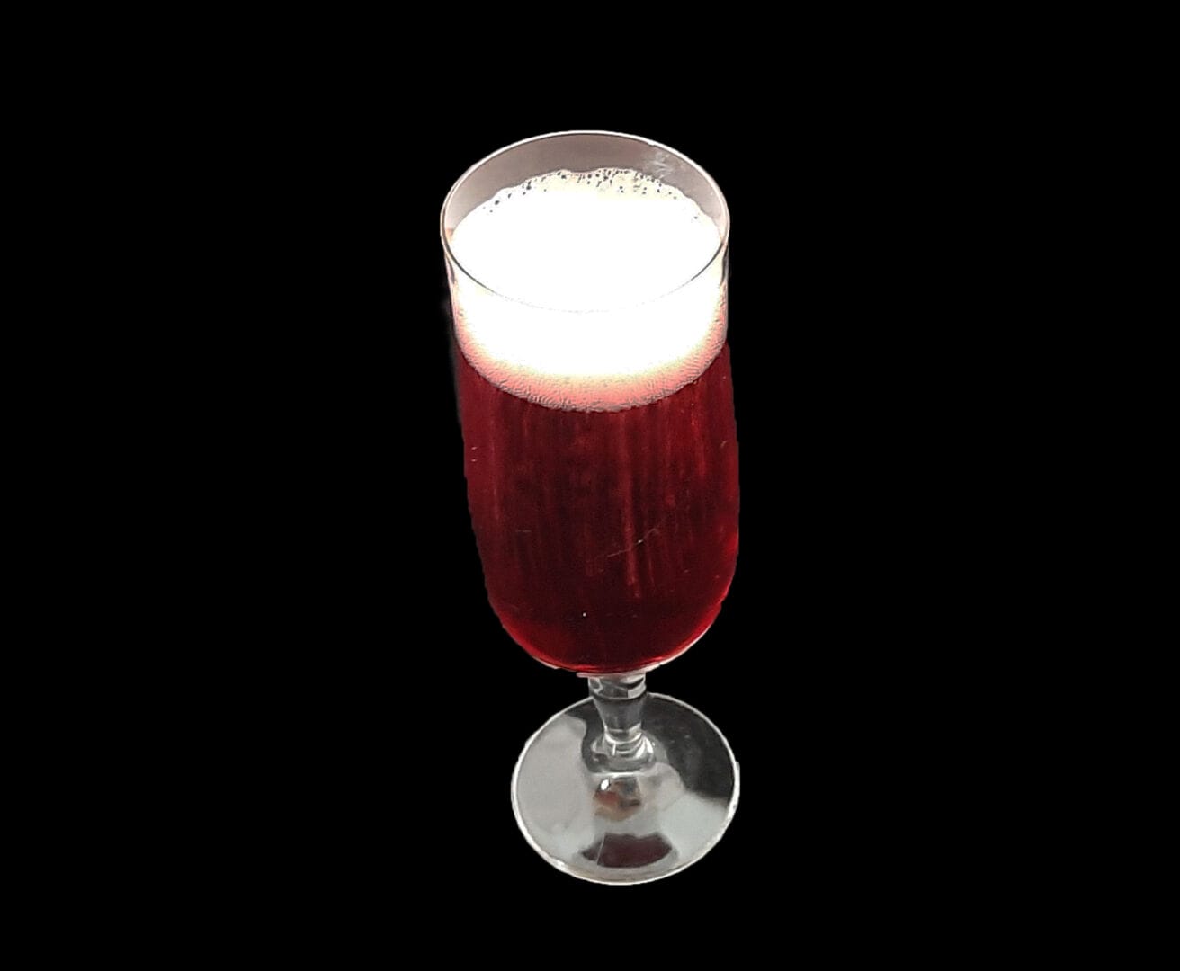 Kir royal. Boisson au champagne et à la crème de cassis de Dijon