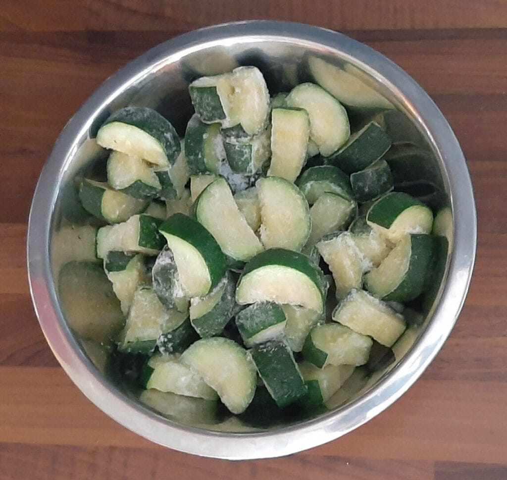 Soupe de courgettes froide et pommes de terre. Une entrée simple