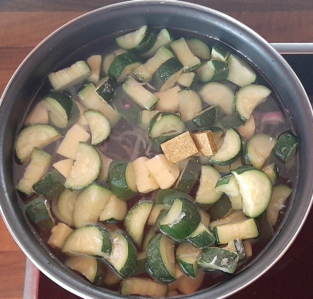 Soupe de courgettes froide et pommes de terre. Une entrée simple