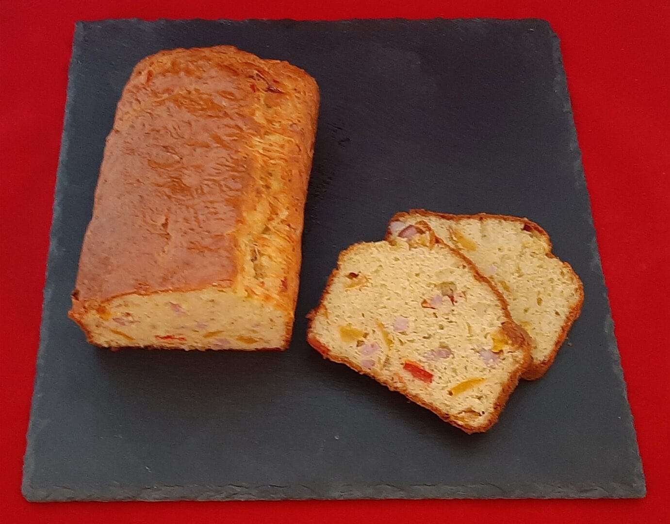 Cake aux poivrons et lardons. Une recette estivale et gourmande