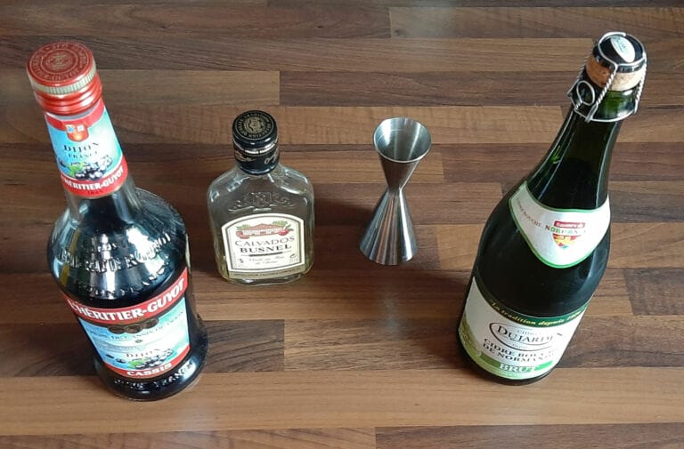 Kir Normand. Recette de boisson à base d'alcools de Normandie