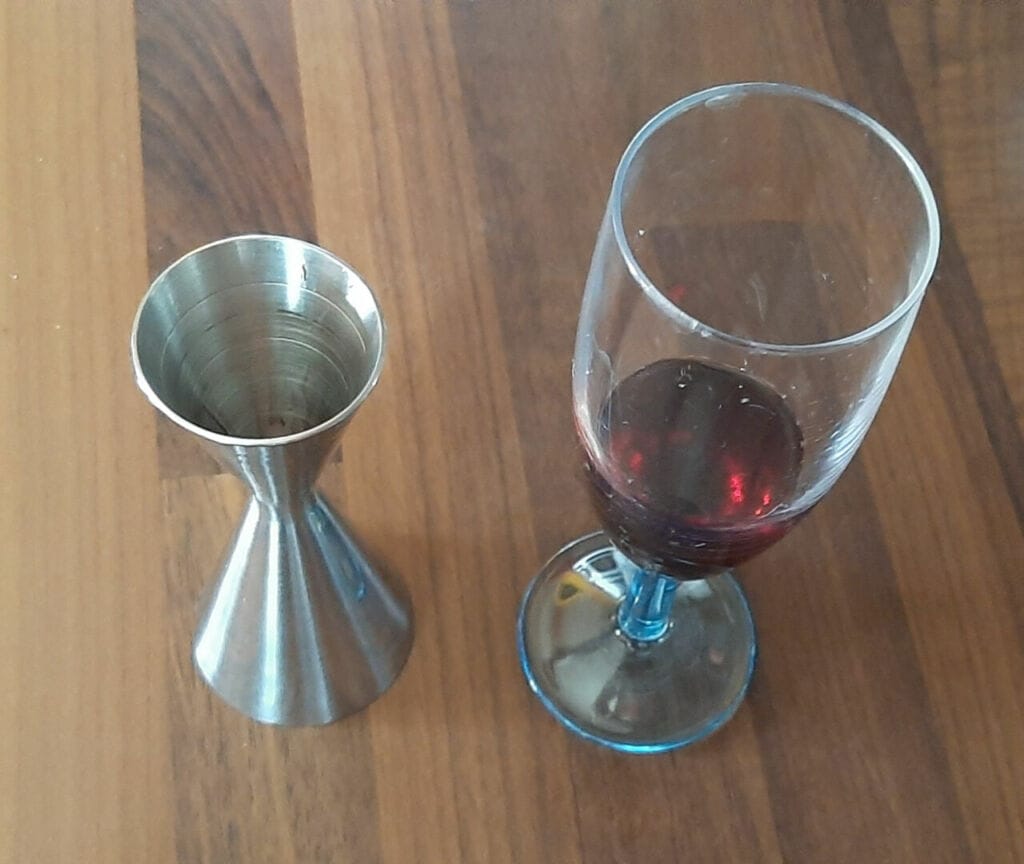 Kir Normand. Recette de boisson à base d'alcools de Normandie