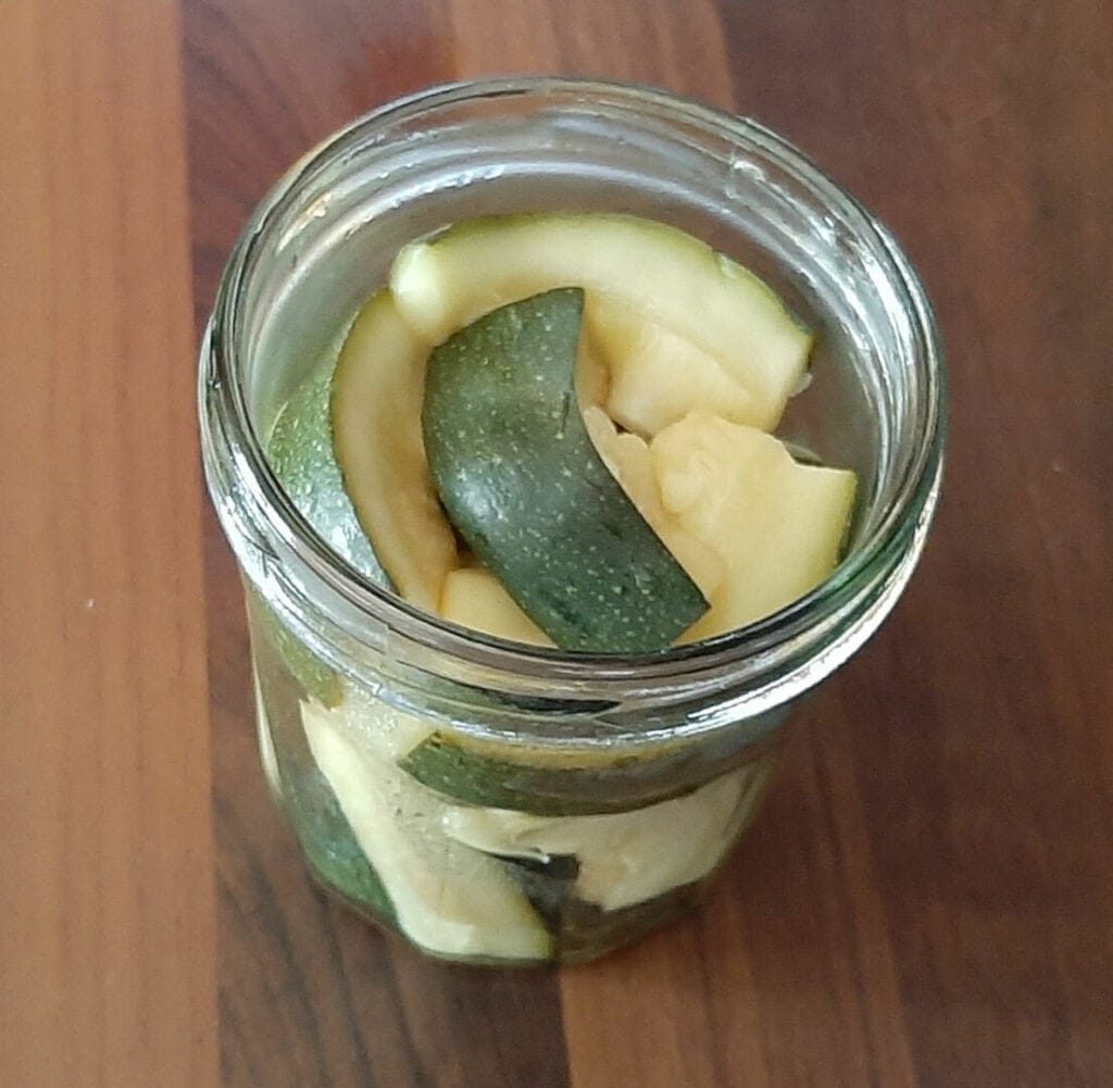 Pickles de courgettes. Recette pour relever la saveur de vos plats.