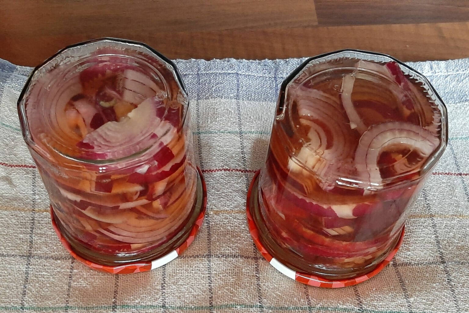 Pickles oignons rouges. Recette pour relever la saveur des plats.