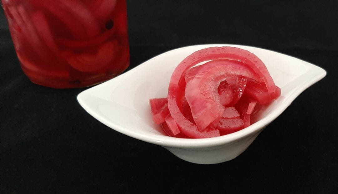 Pickles oignons rouges. Recette pour relever la saveur des plats.