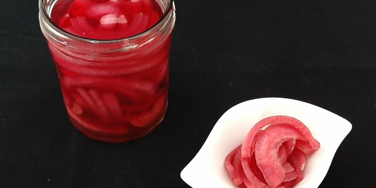 Pickles oignons rouges. Recette pour relever la saveur des plats.