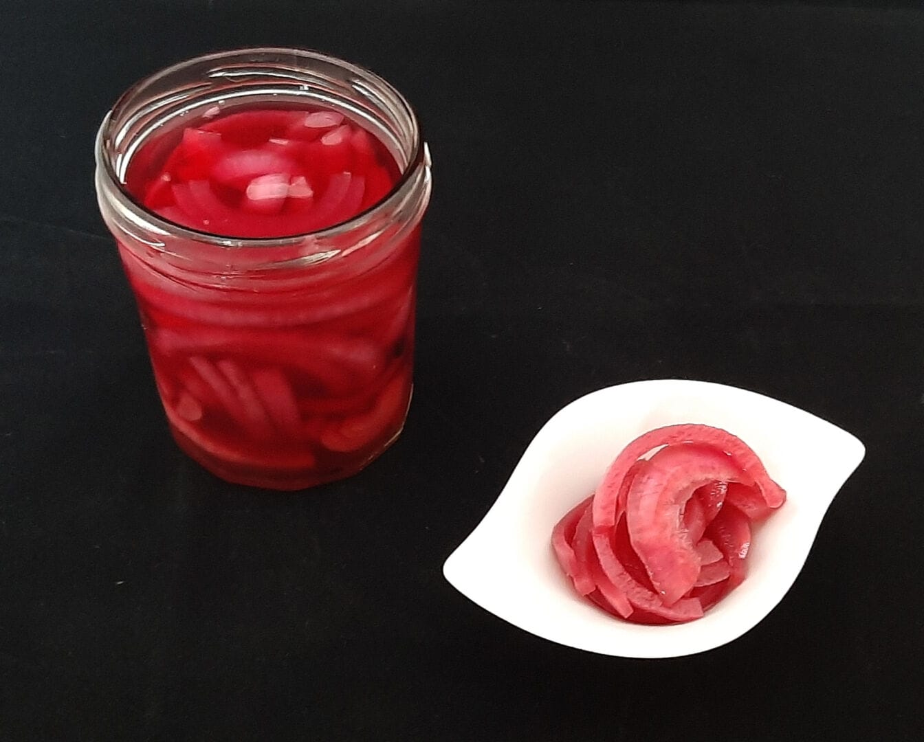 Pickles oignons rouges. Recette pour relever la saveur des plats.