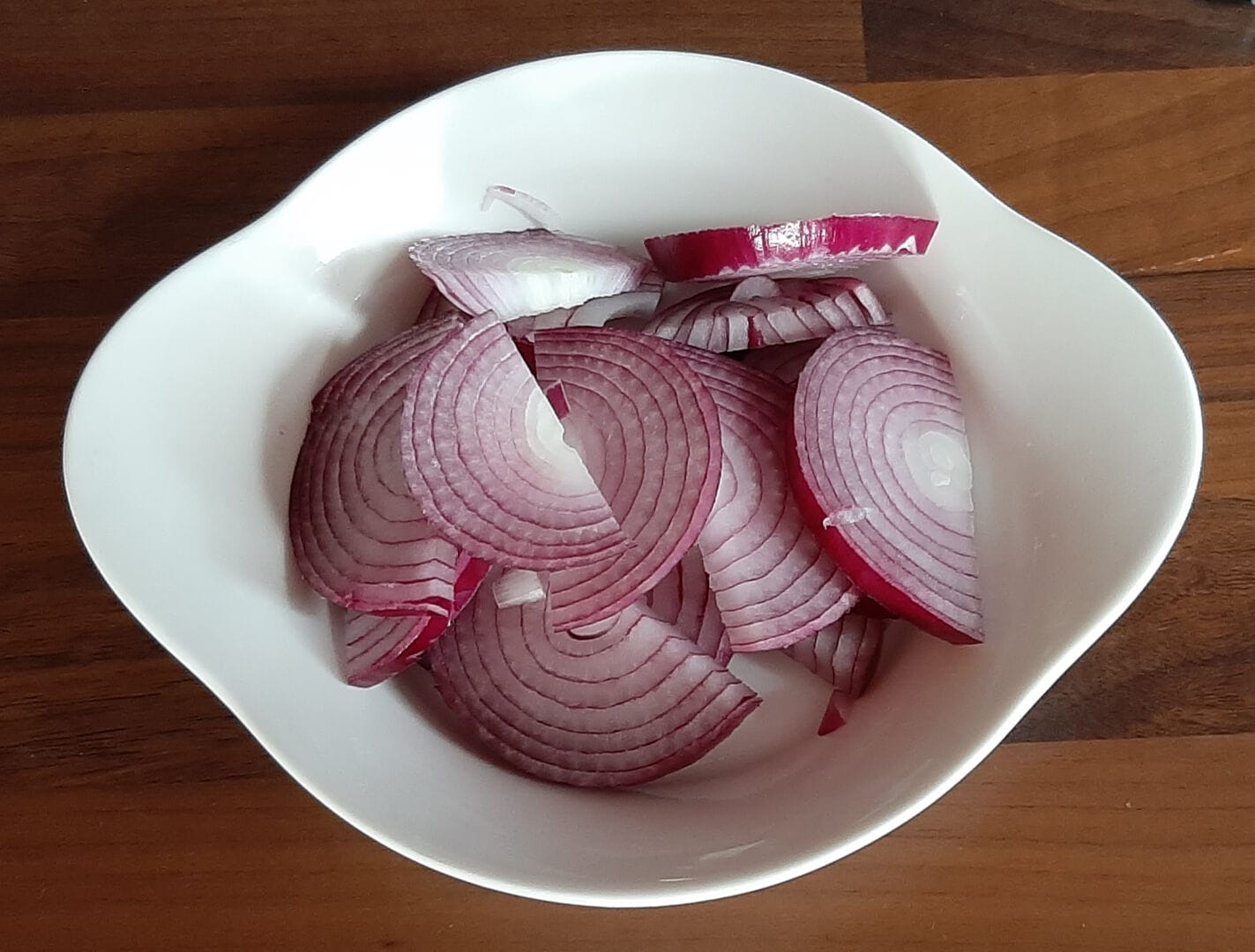 Pickles oignons rouges. Recette pour relever la saveur des plats.