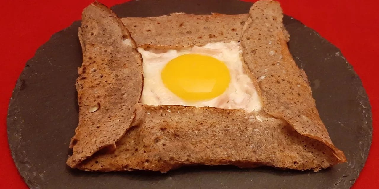 Galettes bretonnes complètes garnies avec œuf, jambon et gruyère