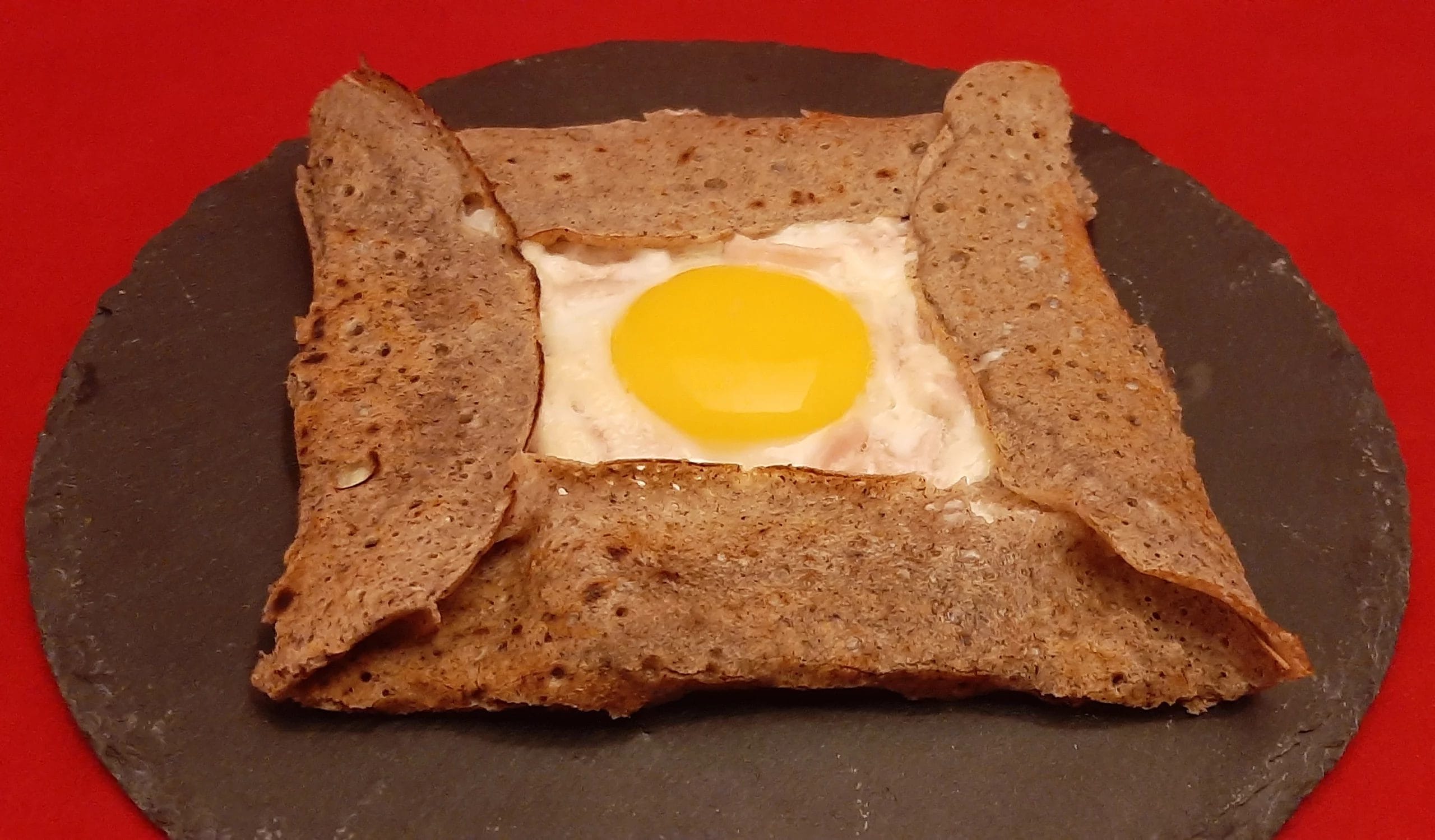 Galettes bretonnes complètes garnies avec œuf, jambon et gruyère