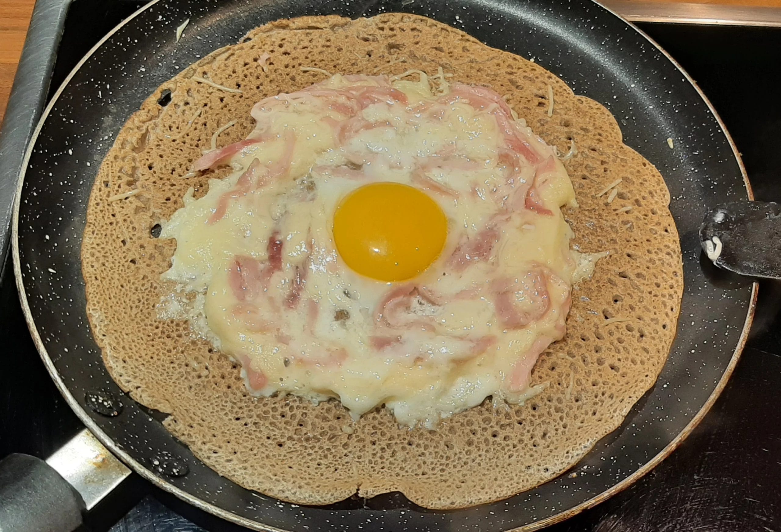 Galettes bretonnes complètes garnies avec œuf, jambon et gruyère