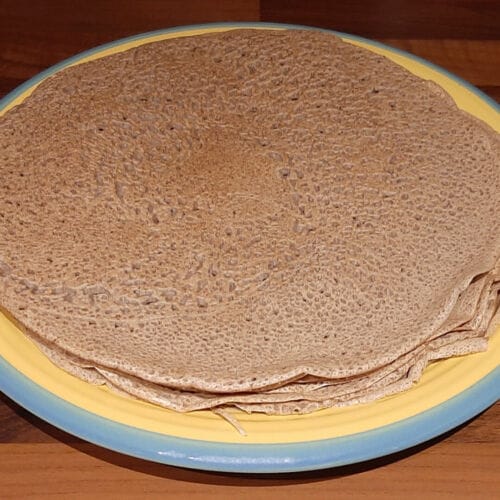 Crêpes farine de sarrasin. Galettes aux champignons et lardons