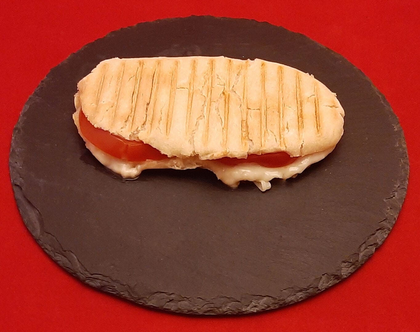 Panini tomate mozza. Bonne idée de recette de sandwich chaud.