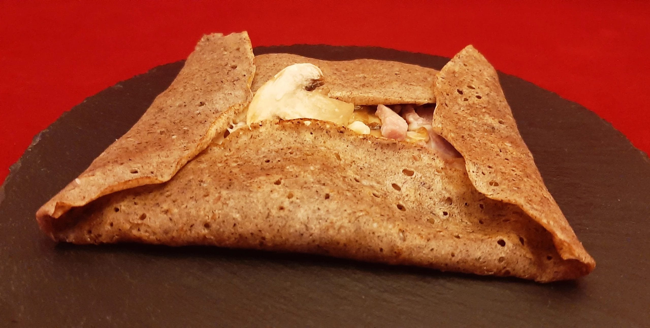 Crêpes farine de sarrasin. Galettes aux champignons et lardons