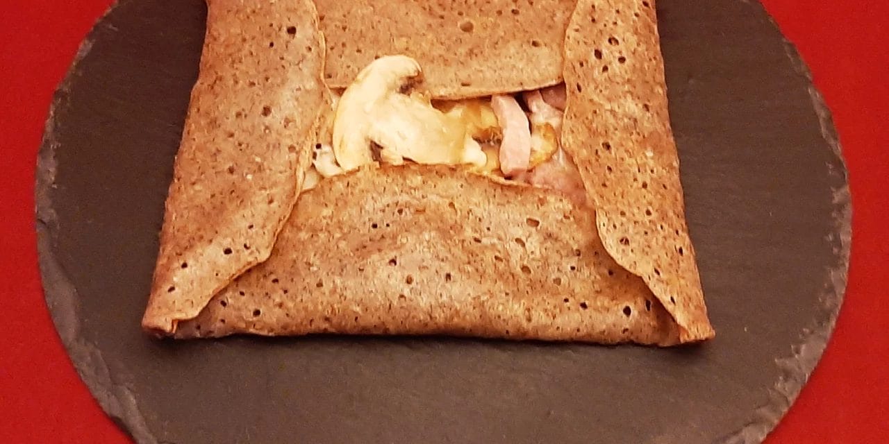 Crêpes farine de sarrasin. Galettes aux champignons et lardons